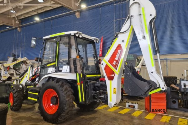 Retroexcavadoras Bobcat B760 Trabajan Hoy En La Construcción De La ...